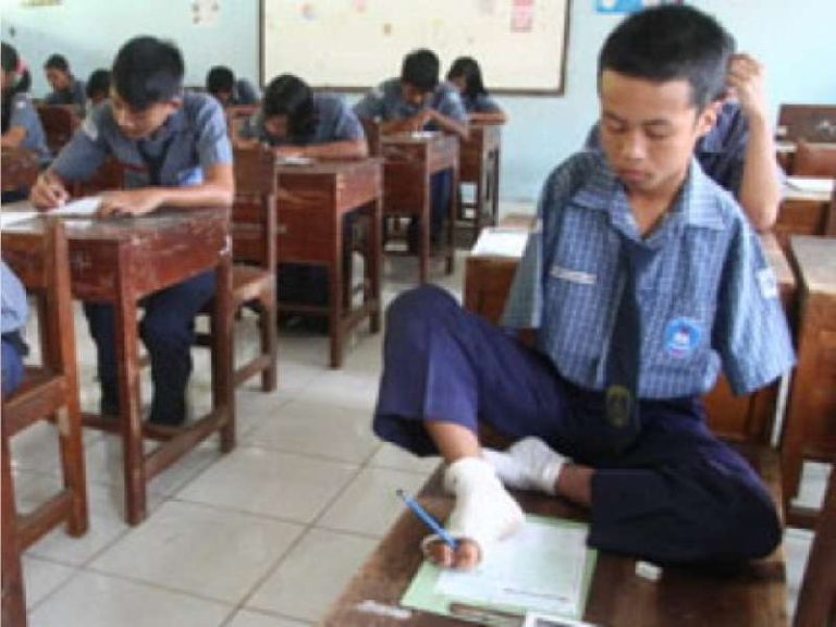 Pendidikan Inklusif: Usulan Rp 100 Miliar untuk Sekolah Rakyat ...